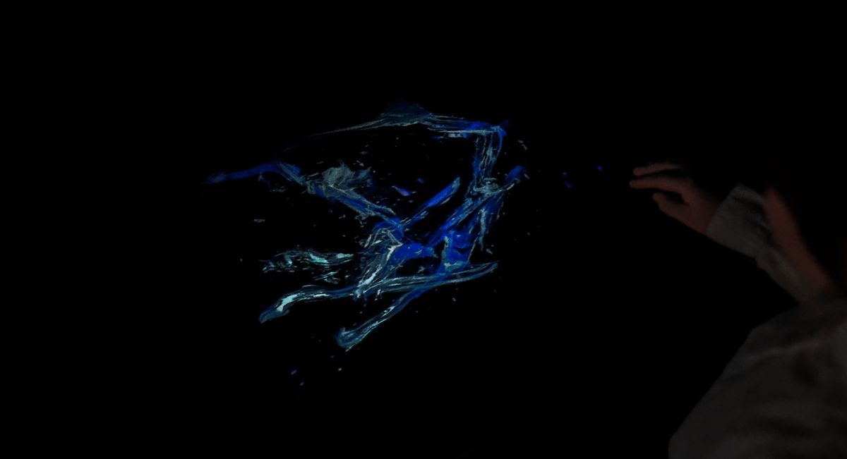 Reversible Rotation in the Black Emptiness | teamLab