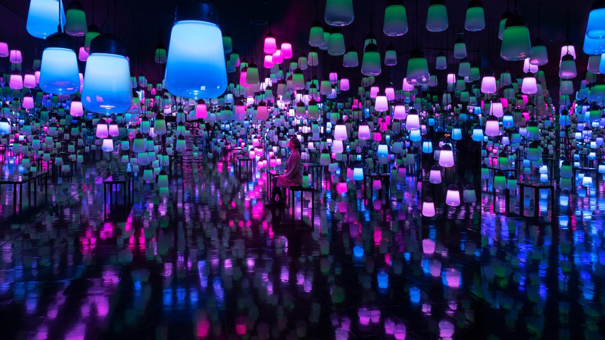 Forest and Spiral of Resonating Lamps - One Stroke, Hydrangea | teamLab