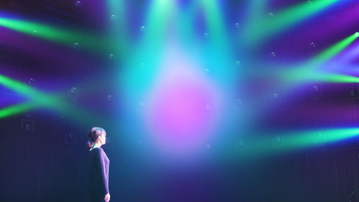 Chromatic Light Wall - Pass Through | teamLab