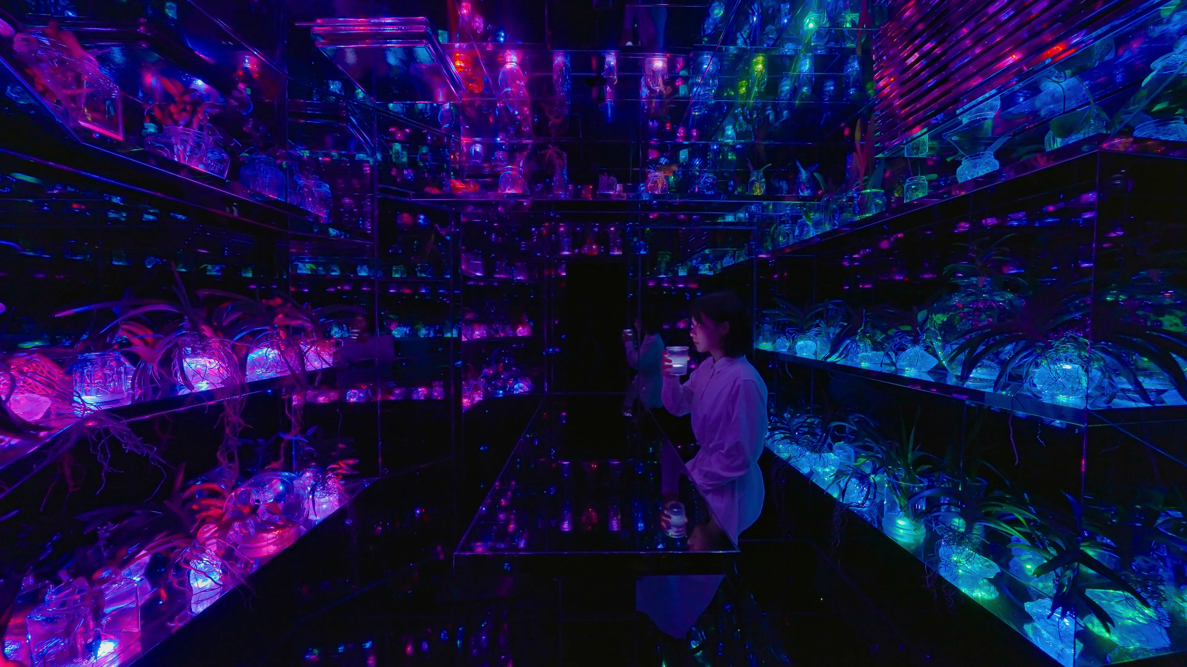 Nursery Lamps in Spontaneous Order | teamLab