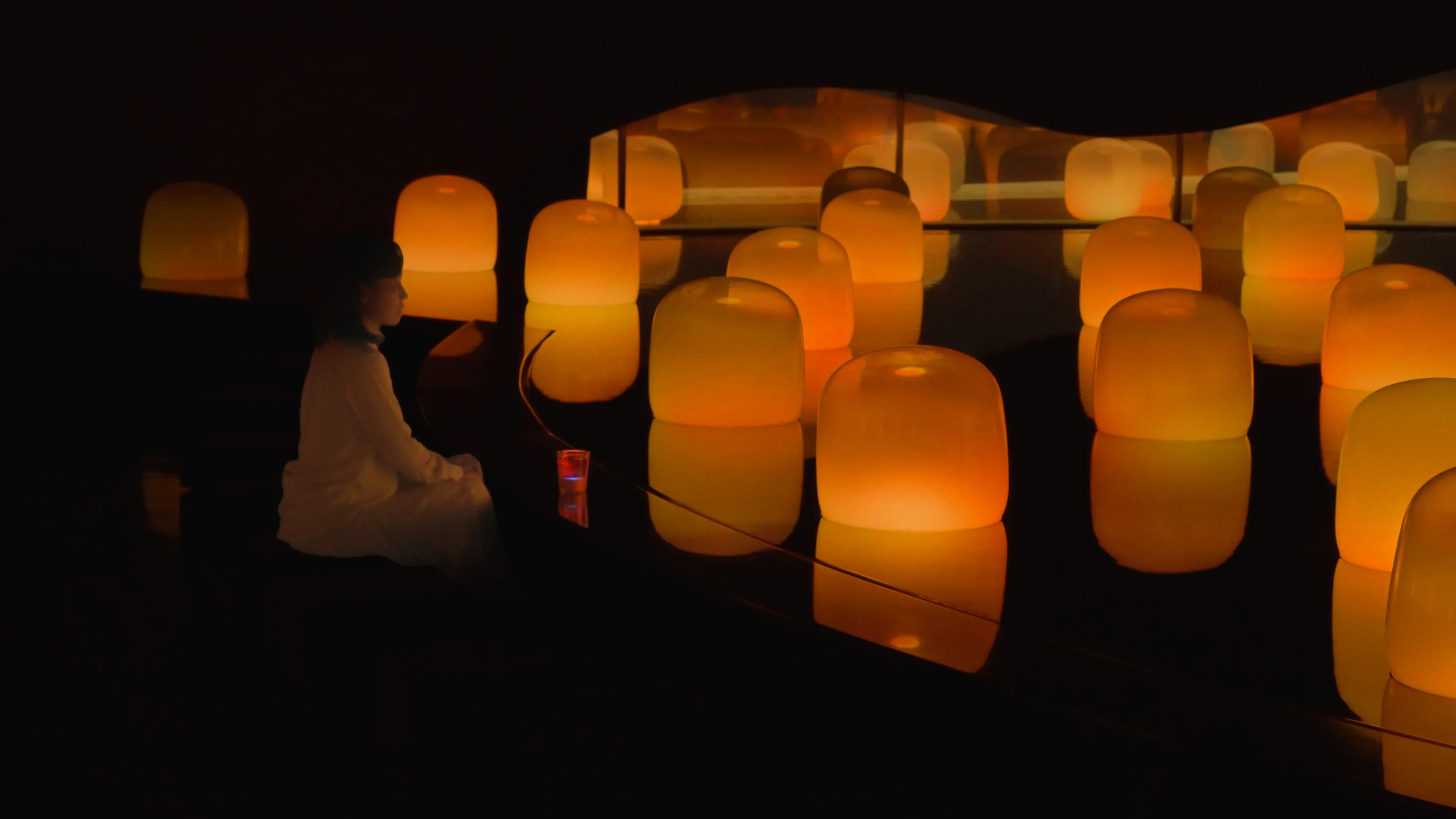 Floating Lamps in Spontaneous Order | teamLab