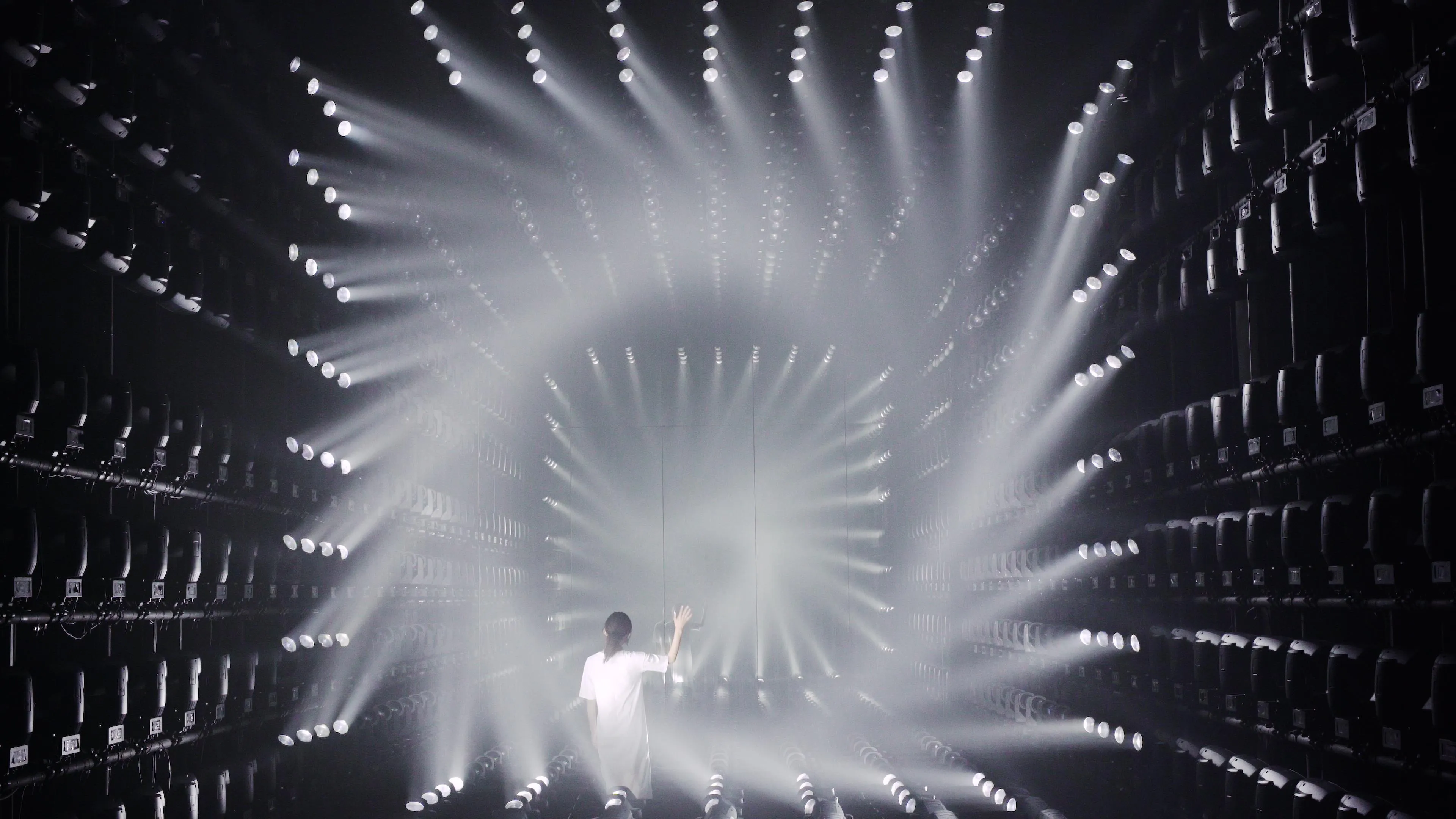 The Sculpture of Time Distortion in a Mirror | teamLab