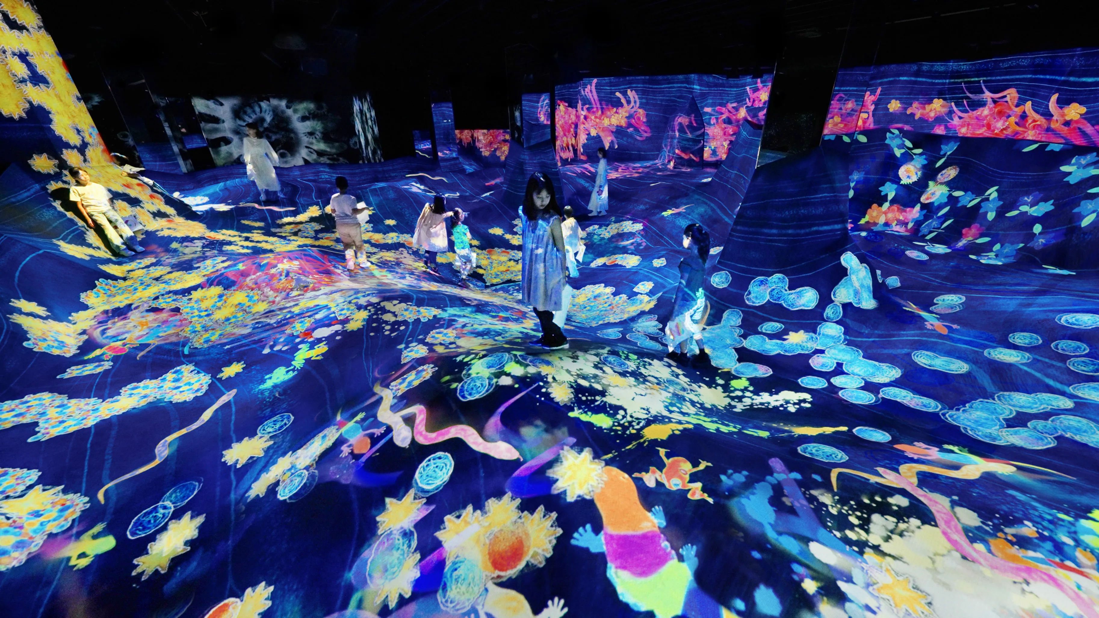 Graffiti Nature and Beating Earth | teamLab