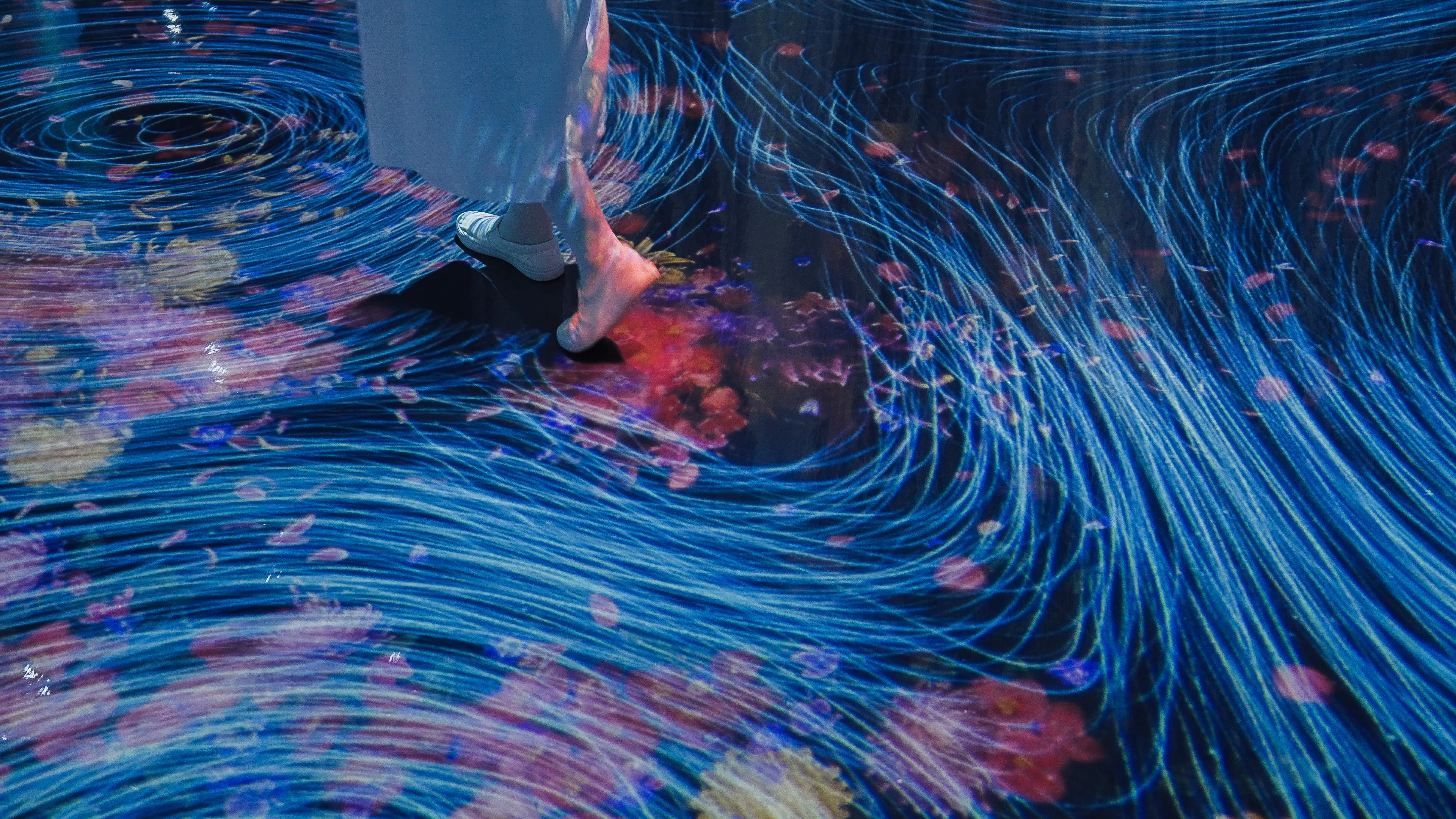Universe of Water Particles | teamLab