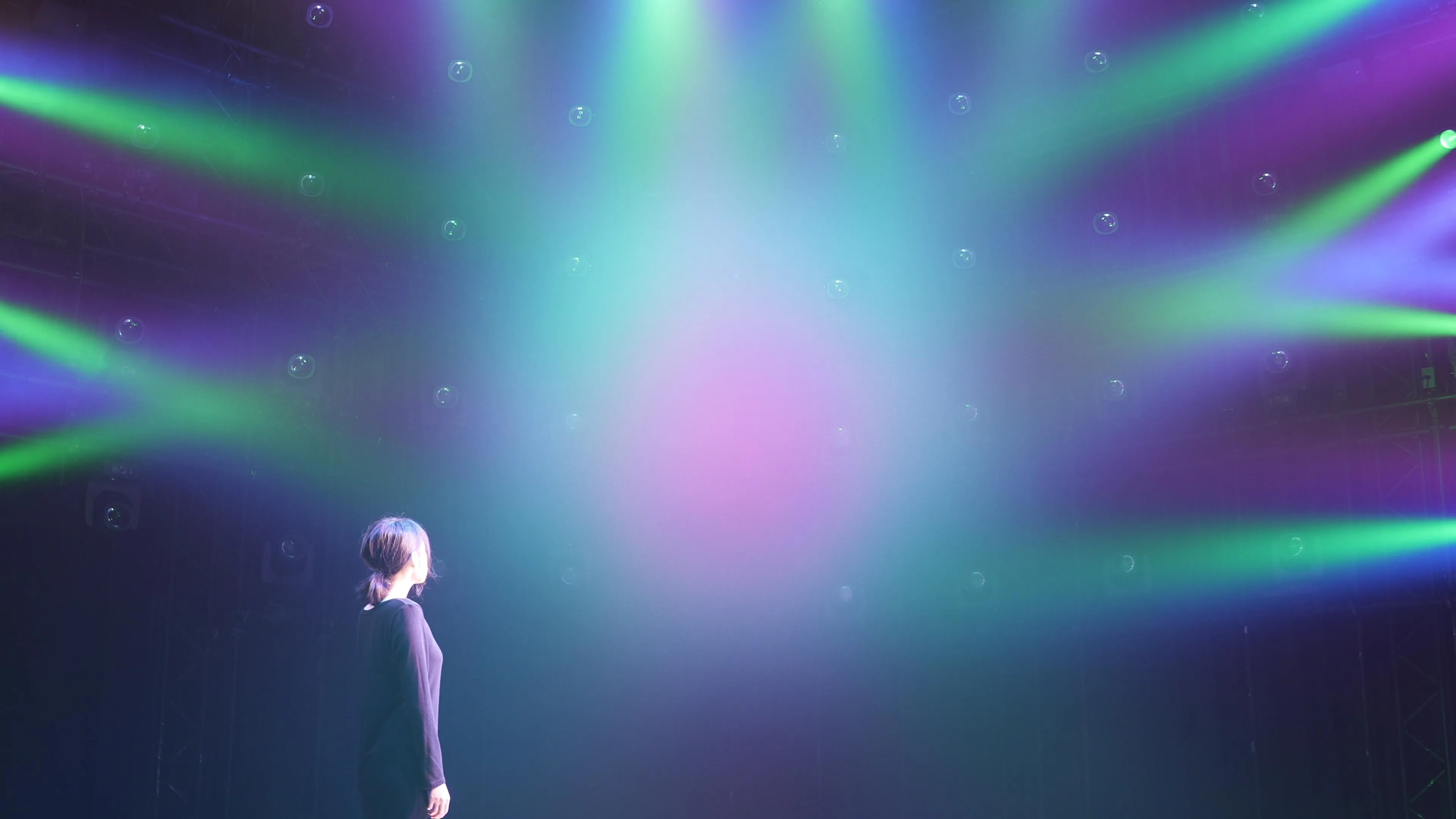 Chromatic Light Wall - Pass Through | teamLab