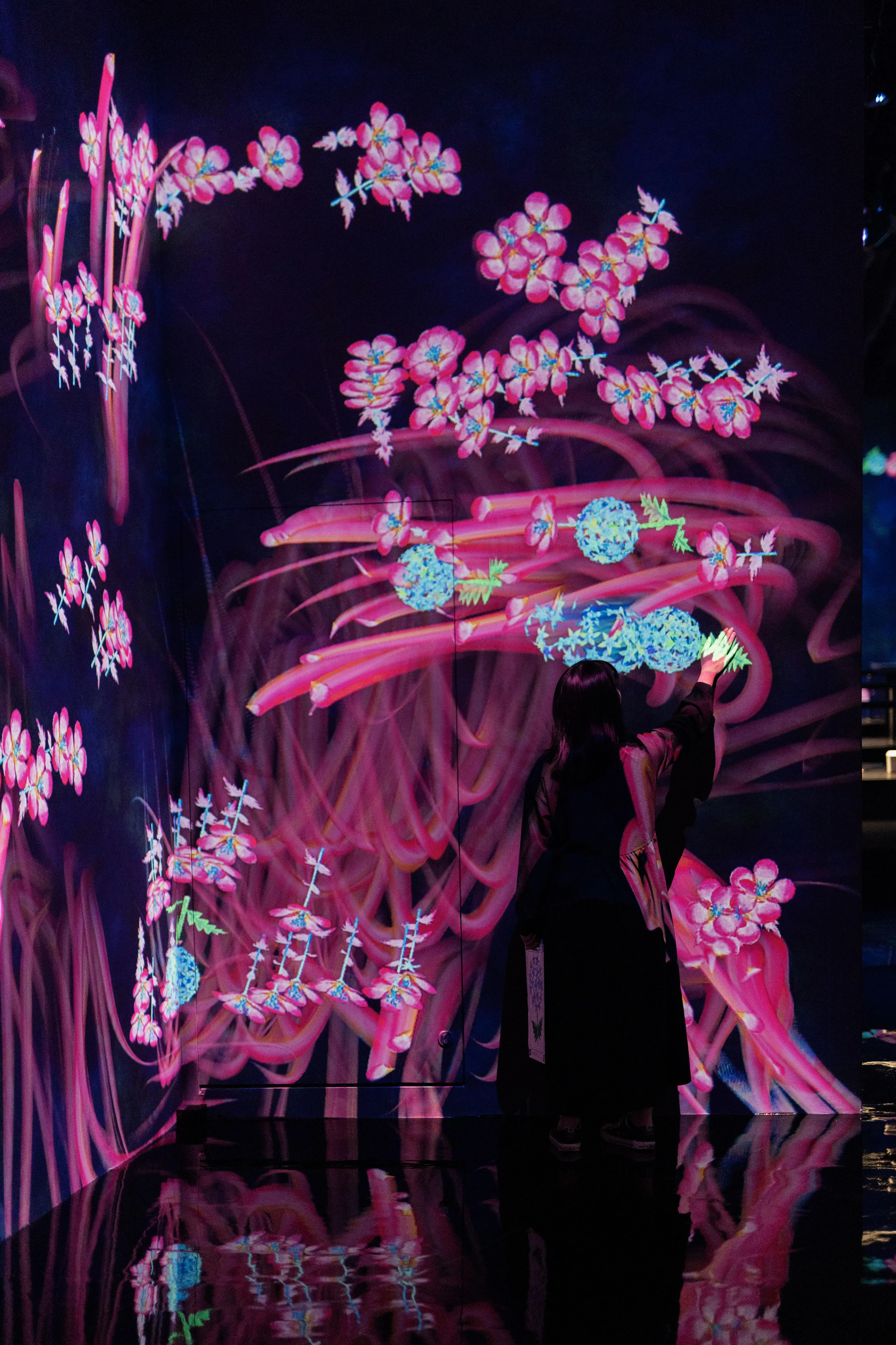 teamLab: Impermanent Flowers Floating in an Eternal Sea | teamLab